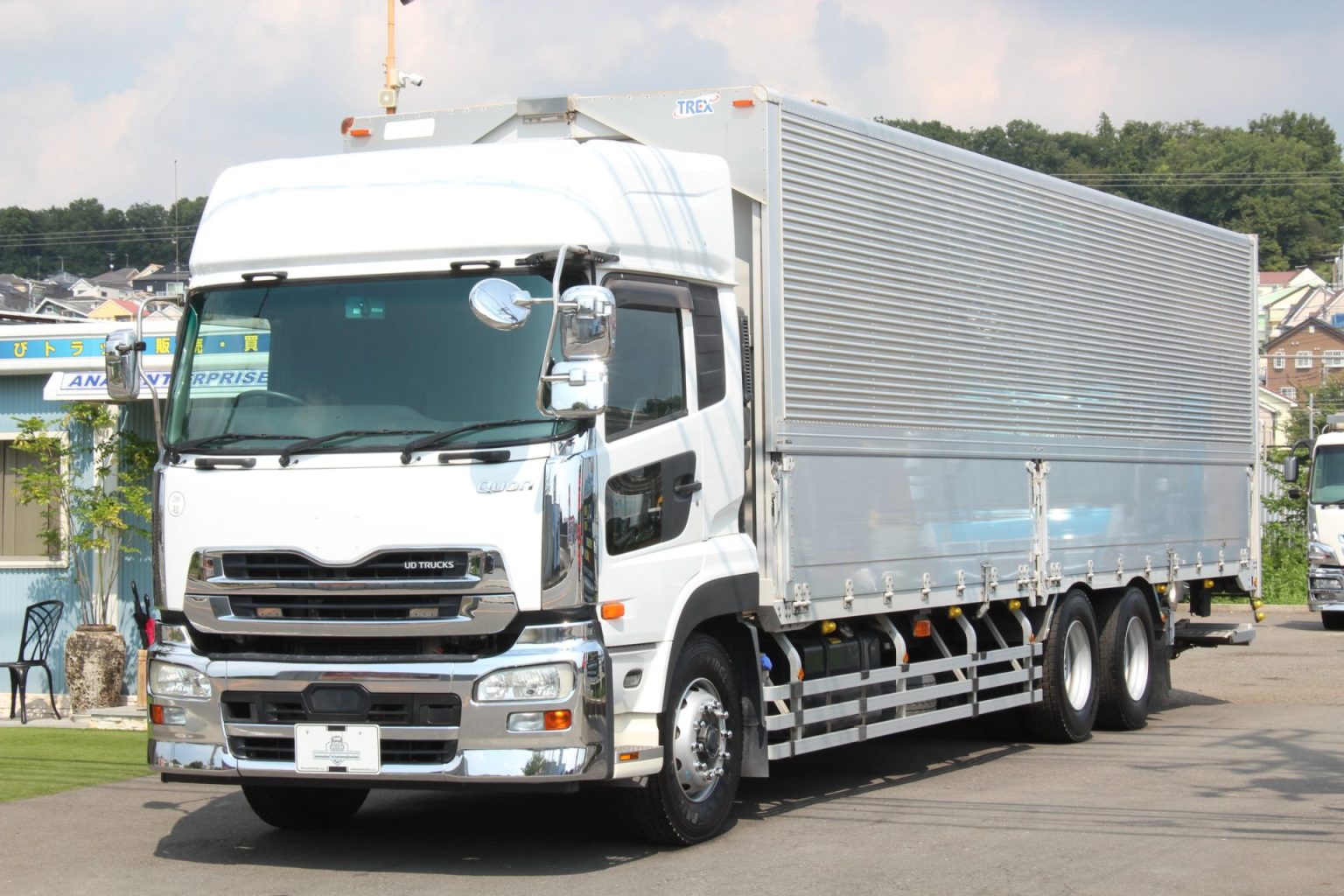 UDトラックス - アナエンタープライゼス